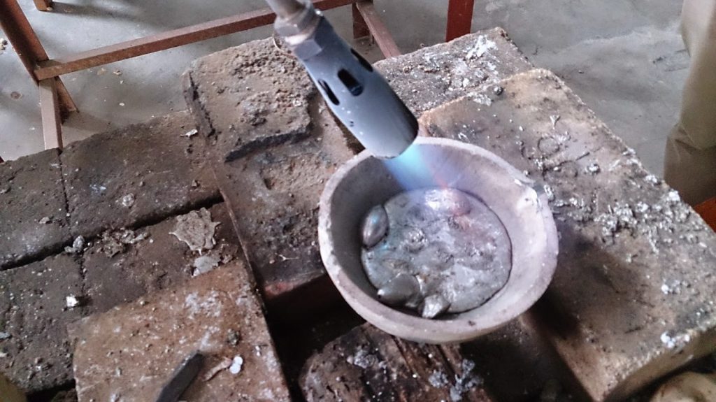 Kenapa batu ladung diperbuat daripada timah? - Umpan